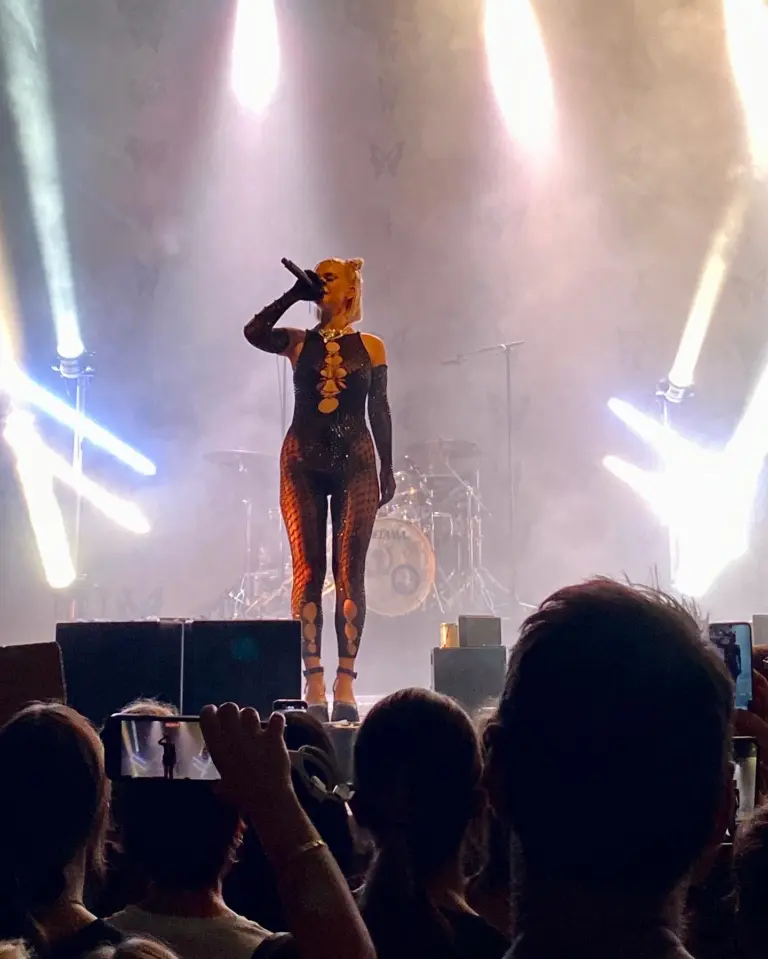 Mathea - von "The Voice" zur Chartstürmerin mit "2x" und "Chaos" [Portrait]