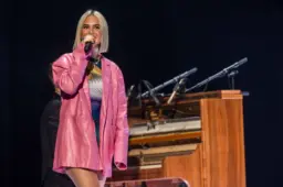 Mathea - von "The Voice" zur Chartstürmerin mit "2x" und "Chaos" [Portrait]