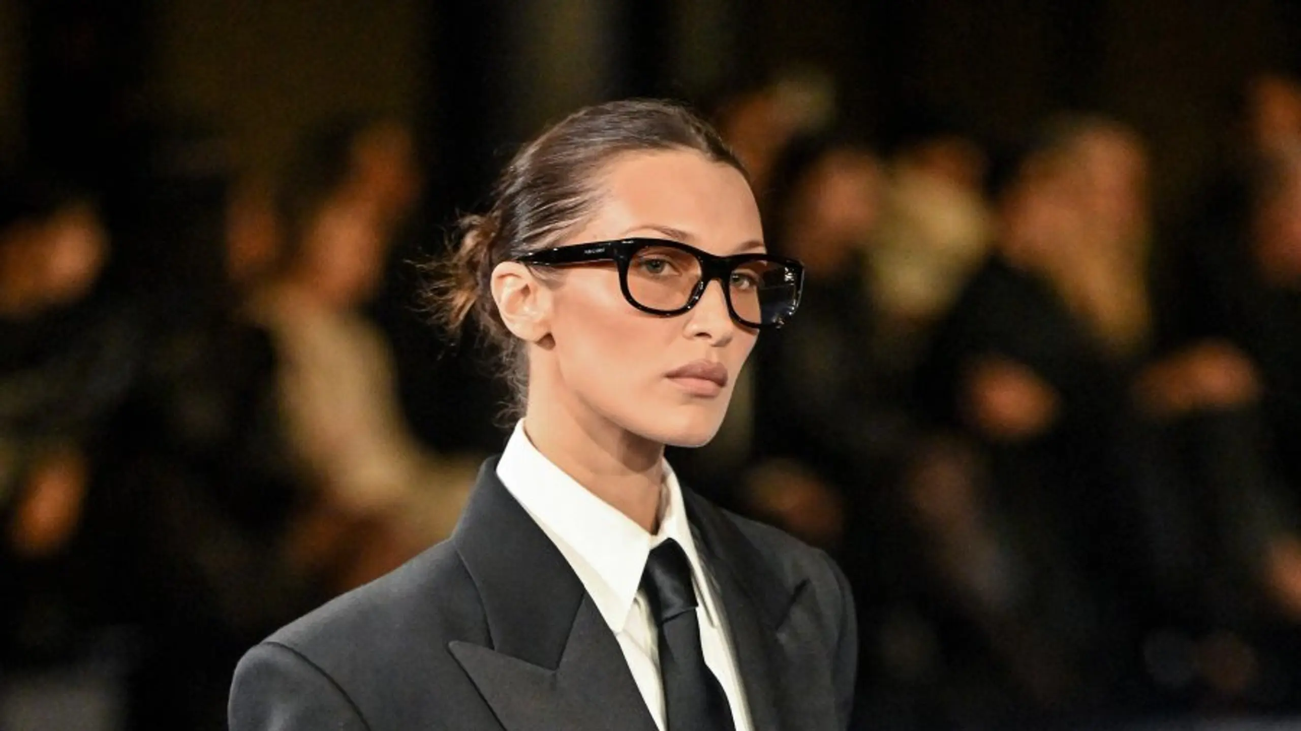 Bella Hadid: YSL-Powersuit bei Pariser Fashion Week