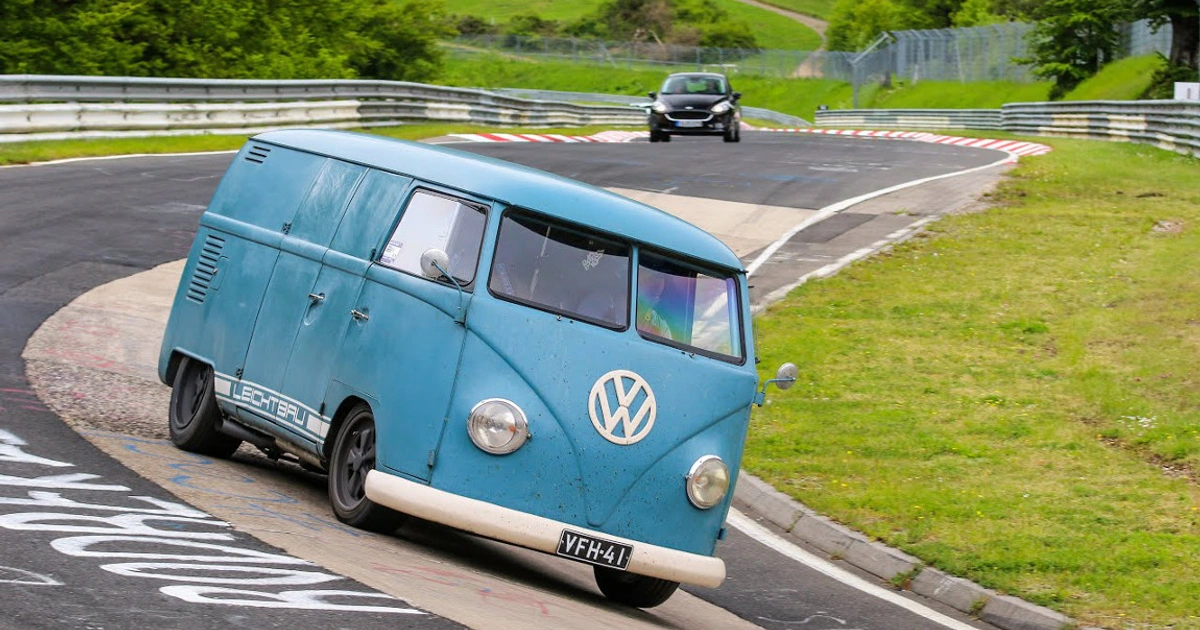 Bulli mit Porsche-Motor rockt den Nürburgring