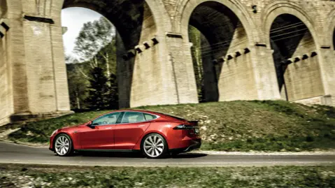 Fast 5 Milliarden Kilometer: Tesla Roadster seit sechs Jahren im ...