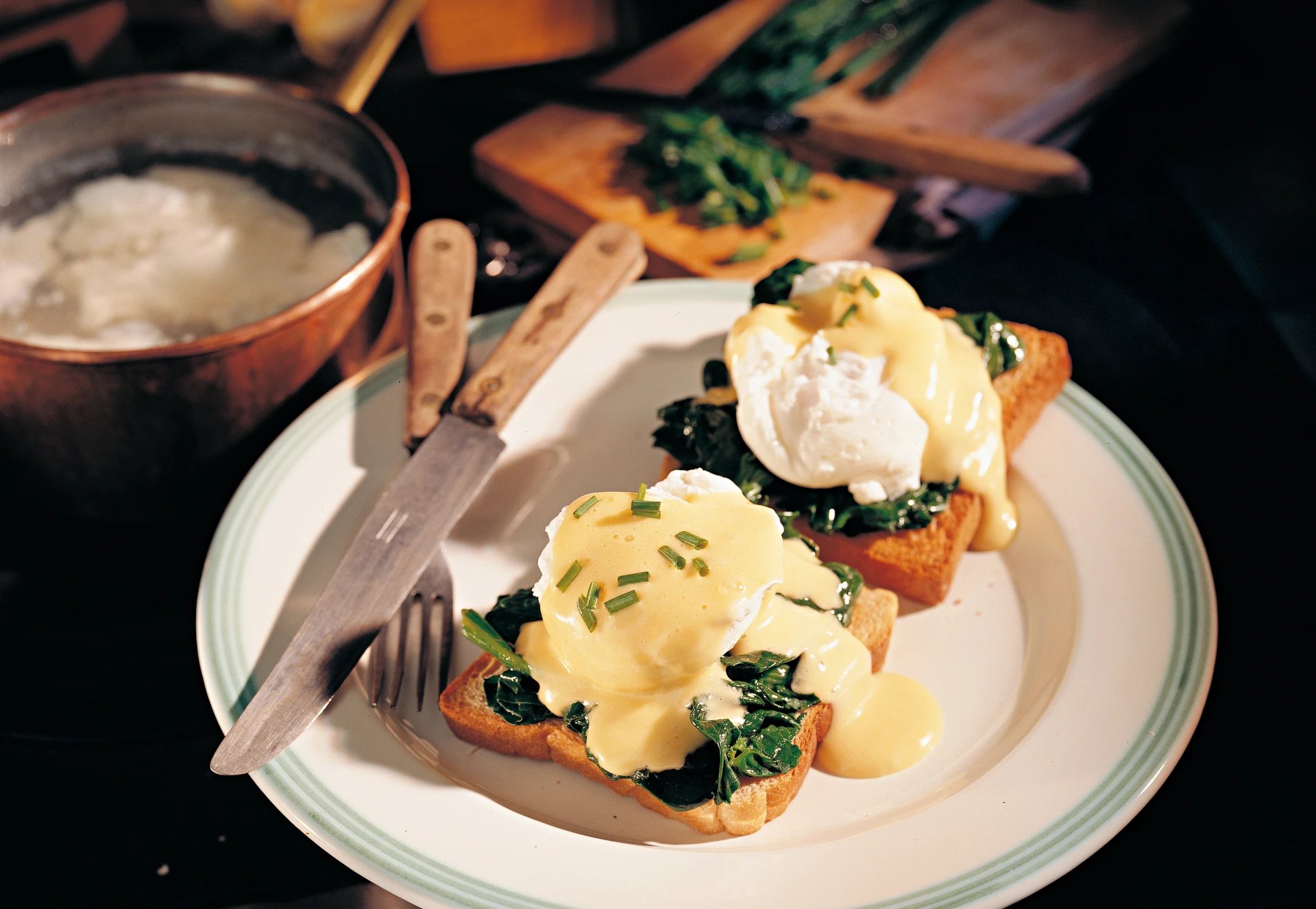 Pochierte Eier auf Blattspinat mit Sauce hollandaise • Rezept