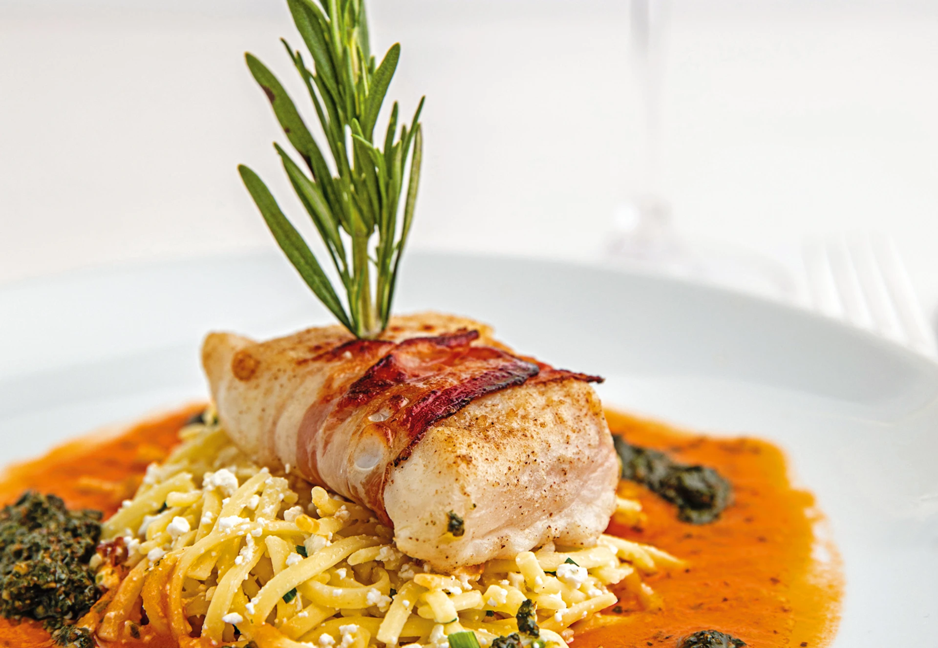 Wels im Schinken mit Paradeisbutter und Topfen-Haluska • Rezept